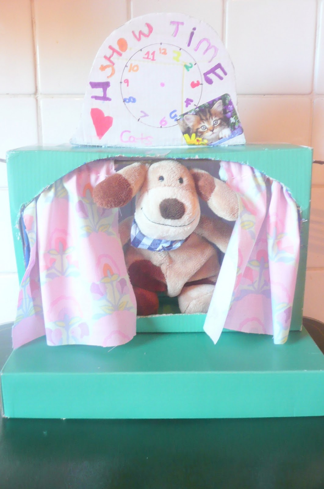 Ceradka Crafts: Tutorial - How to make a Puppet Theatre from a Shoe Box