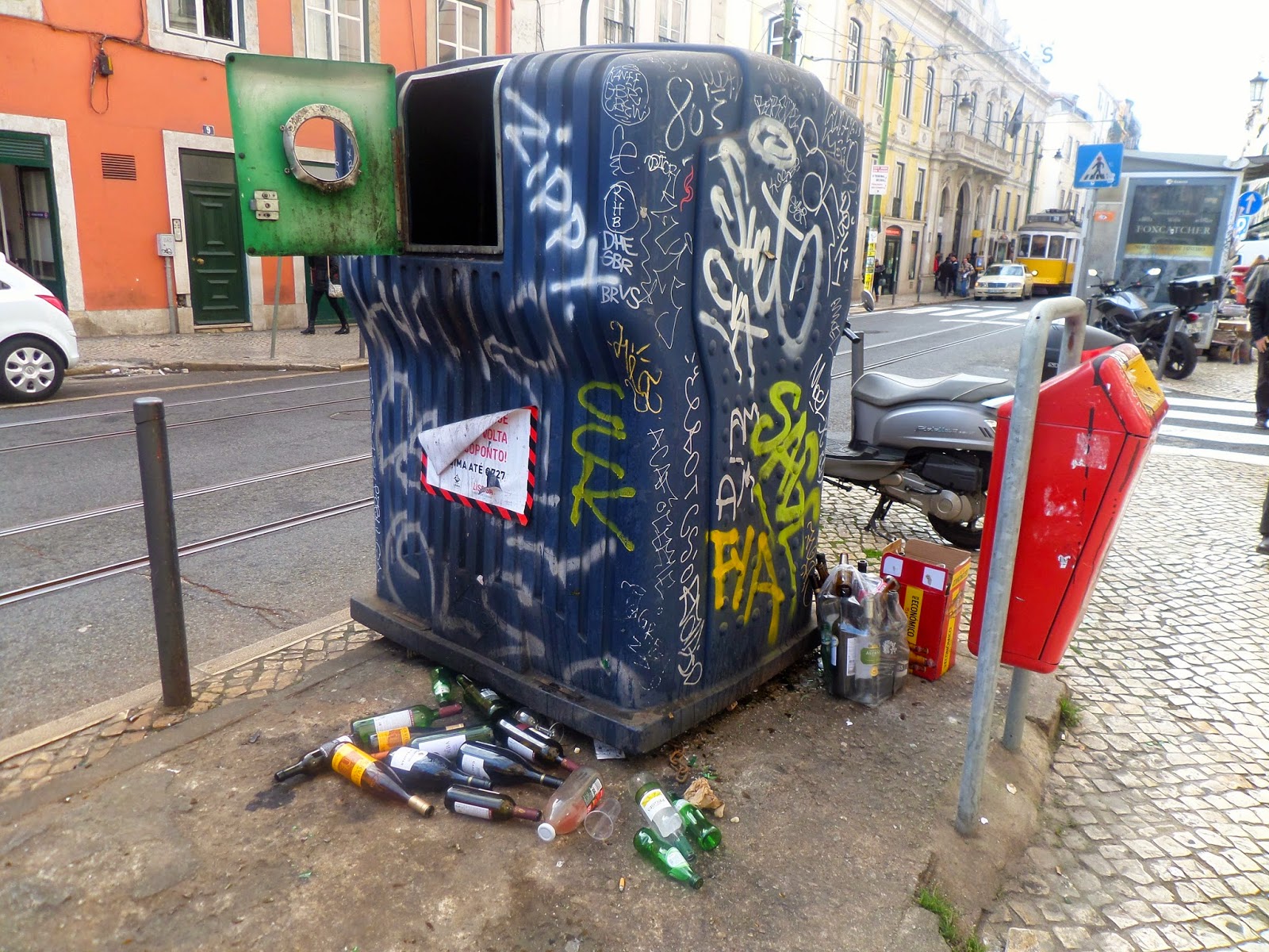 CIDADANIA LX: A moda dos autocolantes nos ecopontos, veio juntar lixo ...