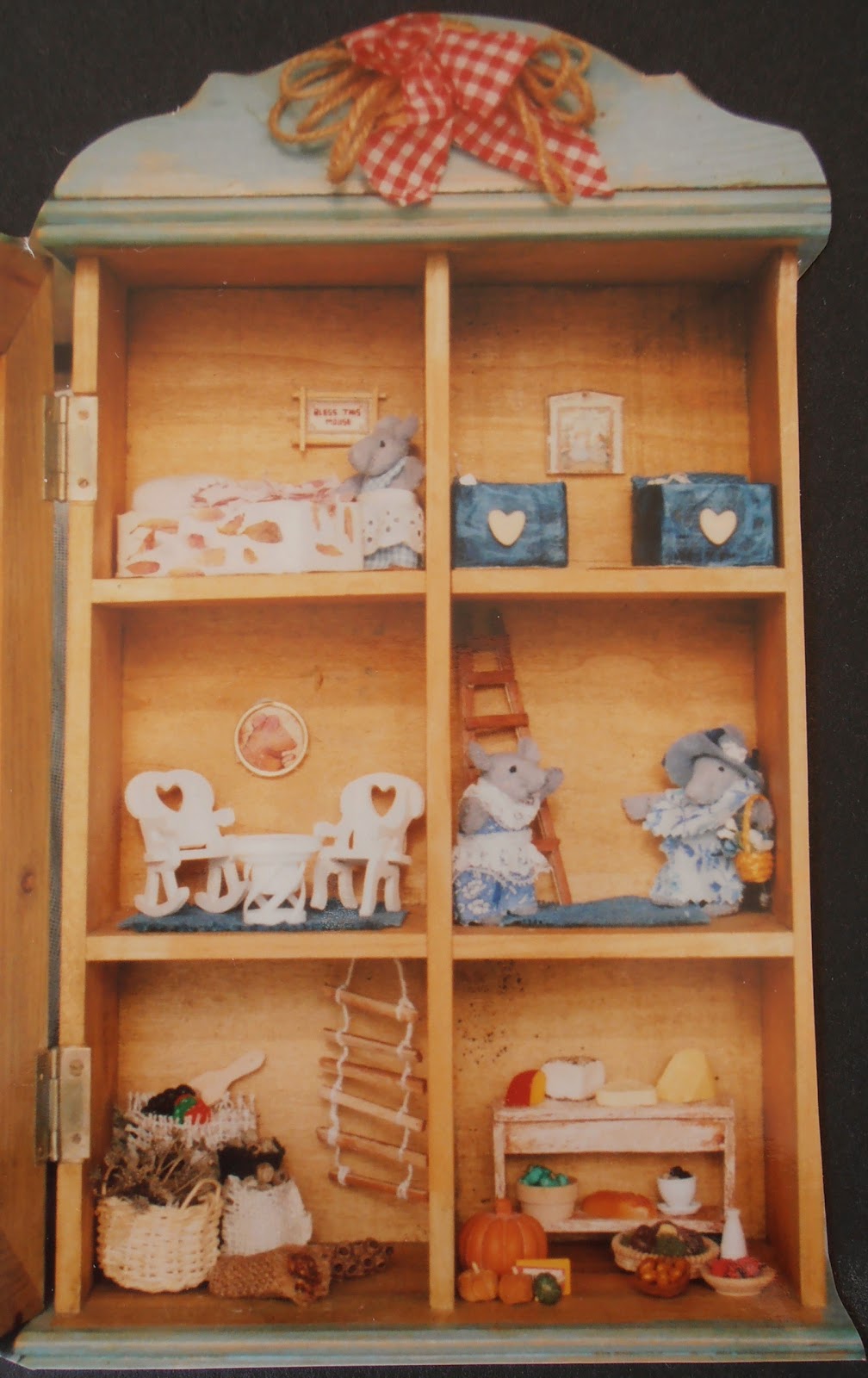 dolls houses and minis: The Miniature Mouse House