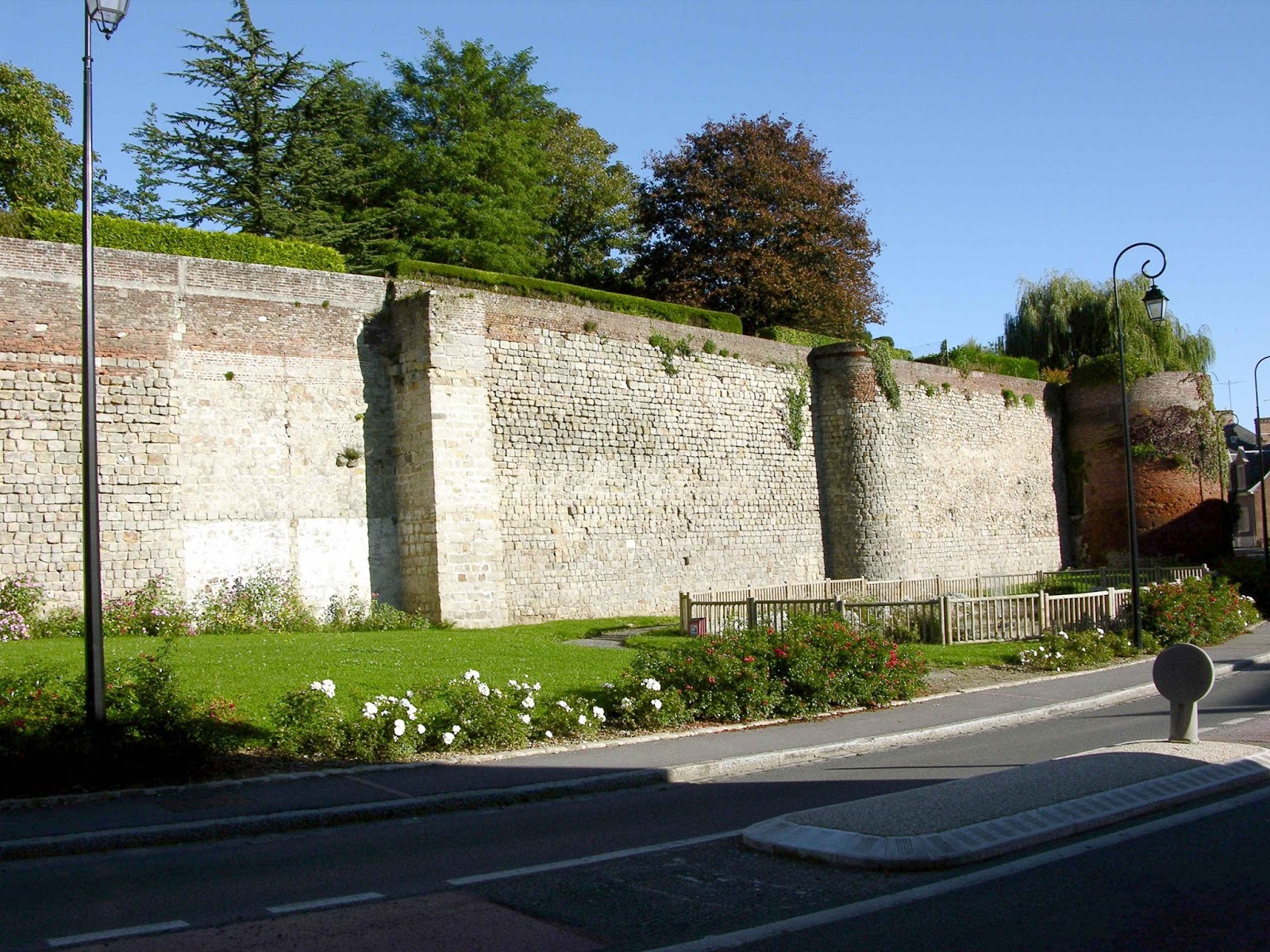 Le Bâtiment: Fiche Historique, les Châteaux-Forts. Roye