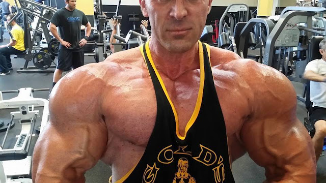 Muscle Lover: Italian mass monster - IFBB Pro bodybuilder Luca Pennazzato