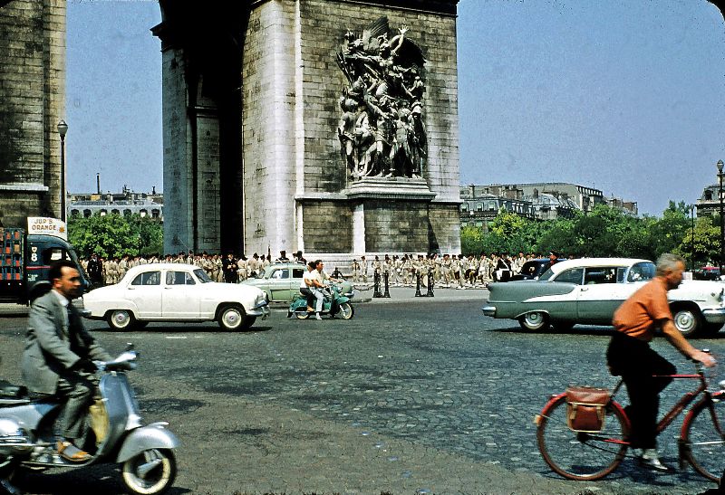 22 Fascinating Pictures That Capture Street Scenes of Paris in 1959 ...