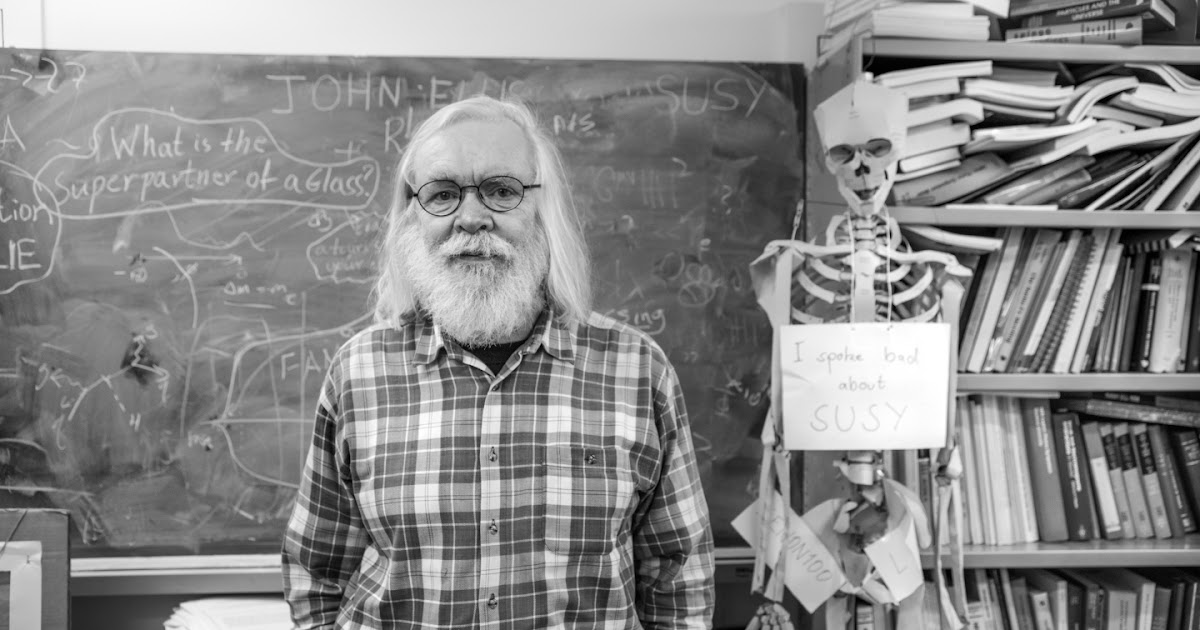 Ο John Ellis στο γραφείο του στο CERN