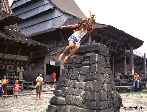 BUDAYA TRADISI LOMPAT BATU SUMATERA UTARA (PULAU NIAS) ~ IndonesianAll