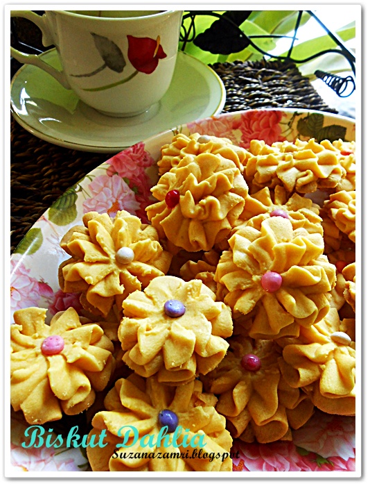 ..Cooking with soul.....: BISKUT DAHLIA