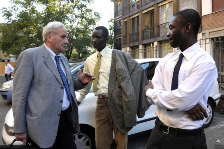 valigie di cartone: Emmanuel Bonsu: condanne per i vigili