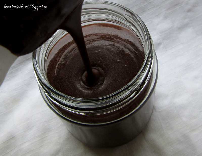Bucataria Elenei: Pasta (crema) de carob (roscove)