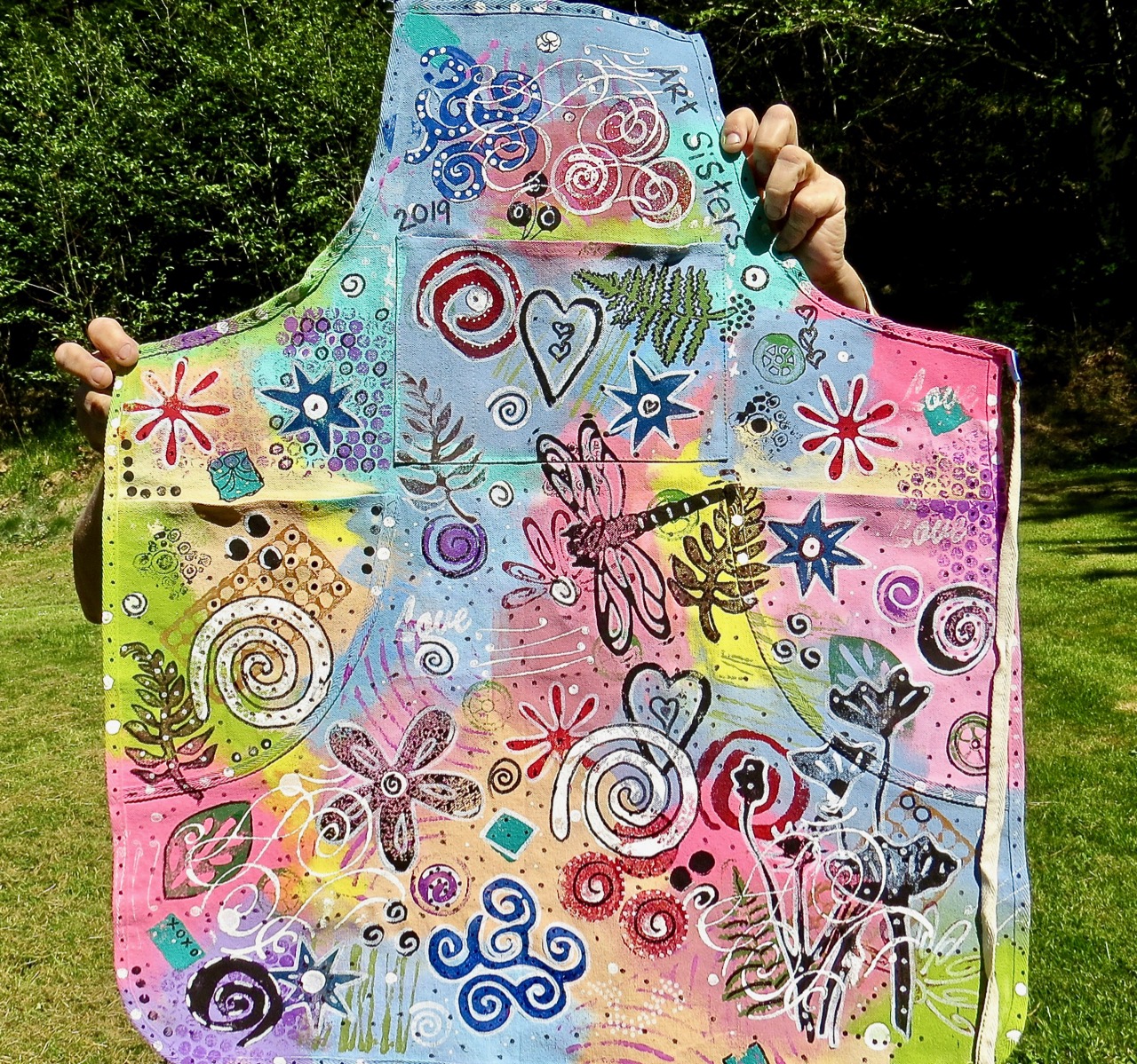 The Harlan Valley Quilters: Messy Painted Aprons...