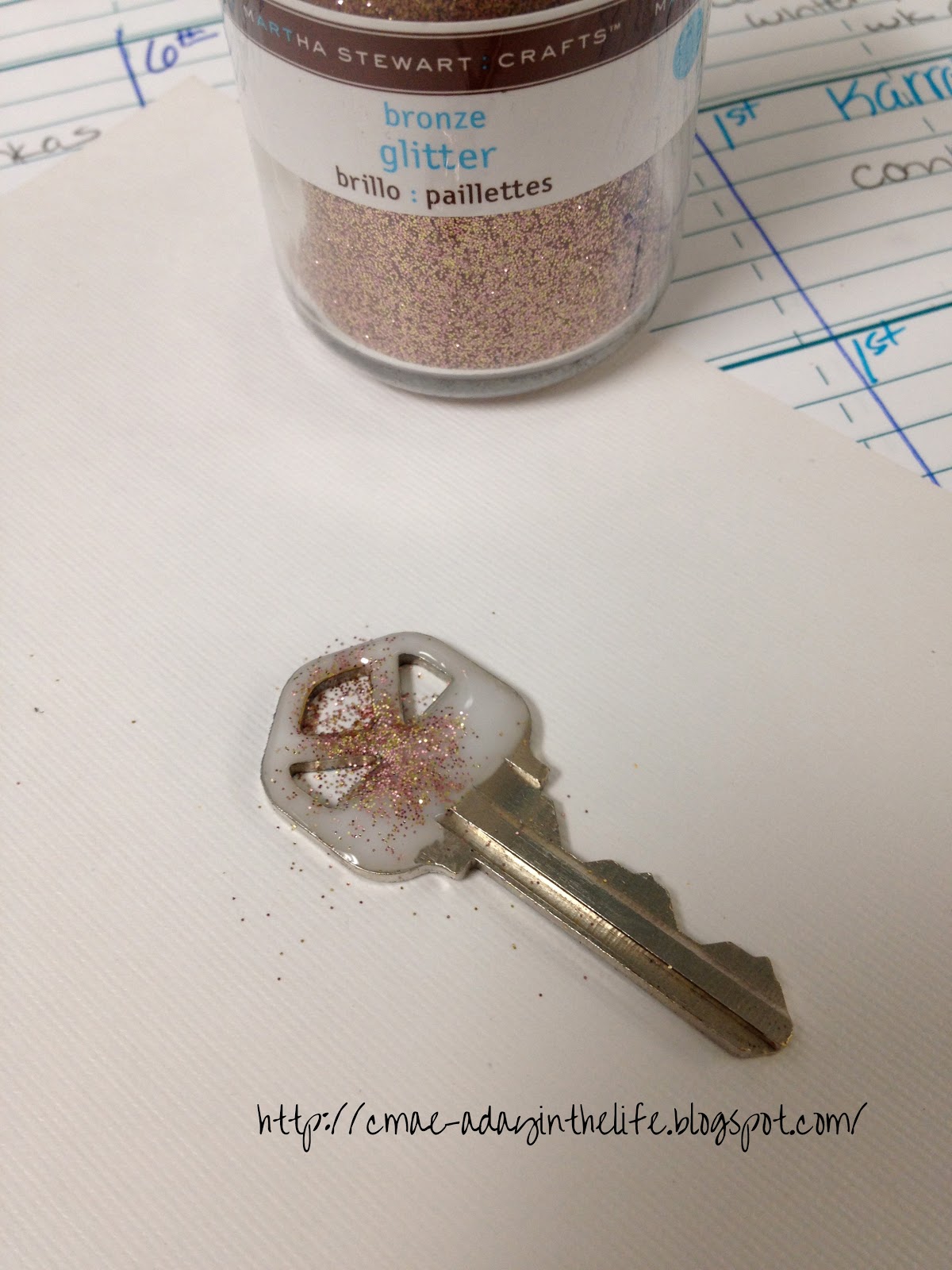 A little lovely: DIY-Glitter Identifying Keys
