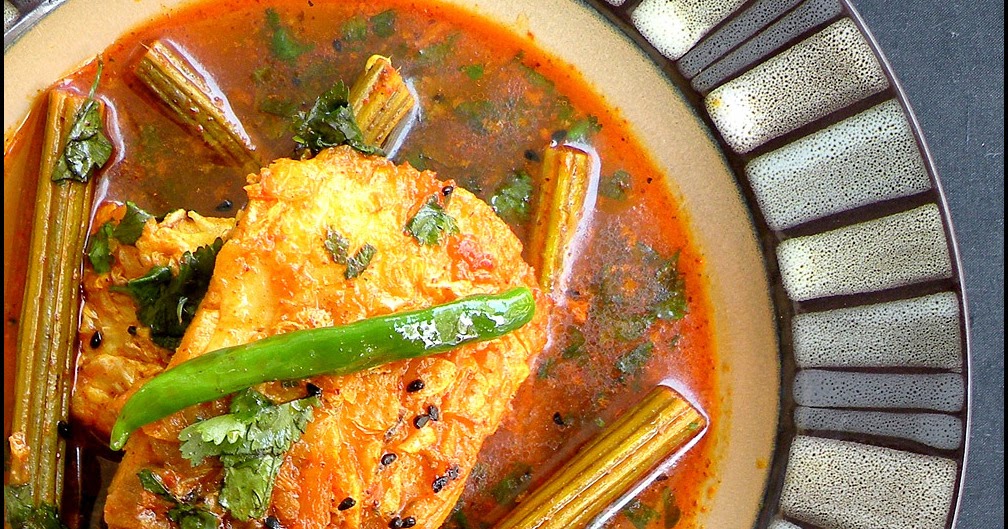 MM's Kitchen Bites: Rui Macher Tel Jhol/Fish flavored with nigella ...