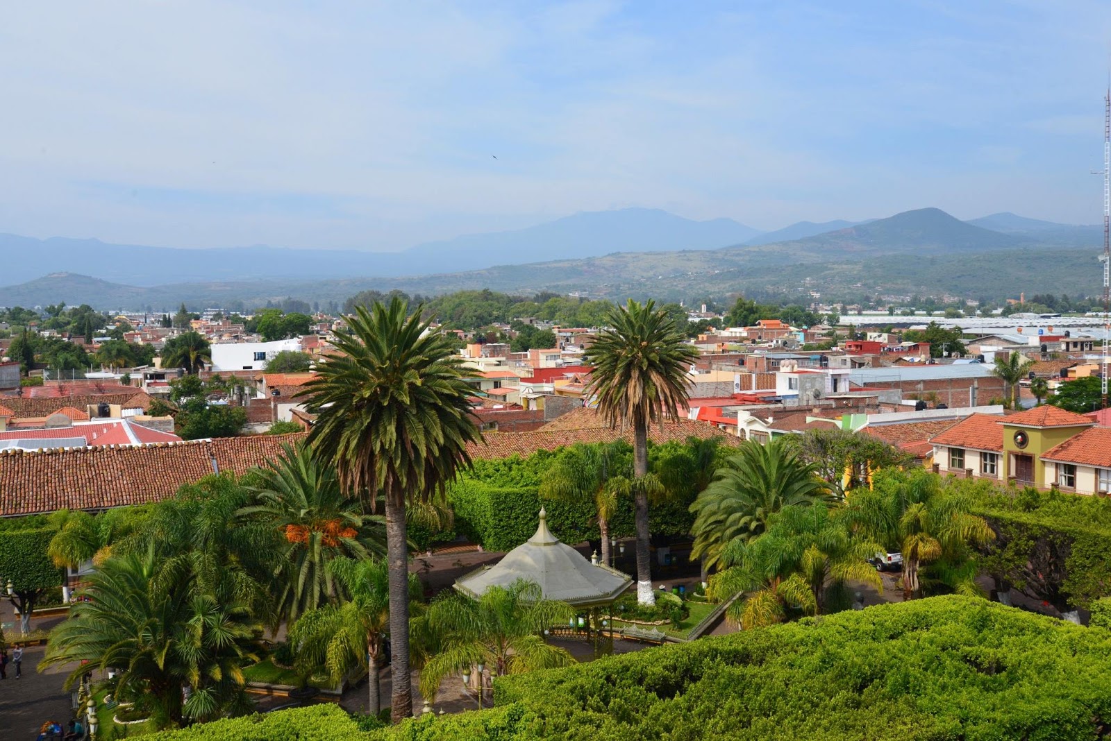 Jaime Ramos Méndez: Vista aérea de la plaza principal de Tangancícuaro ...