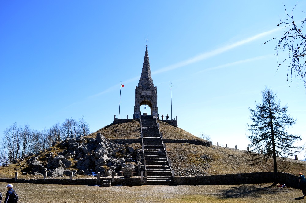 Sentiero del monte Cimone a Tonezza: l'Ossario e la guerra di mine ...