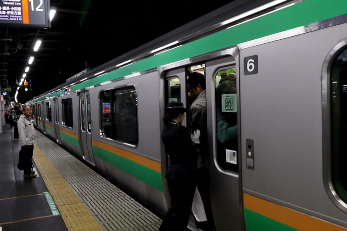 Welcome to Veren's Blog: Oshiya, A Unique Job at Japanese Railway Station