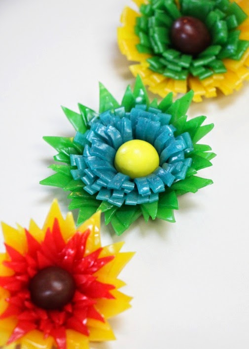 Project Denneler: Fancy That…. Fruit Roll Up Flowers