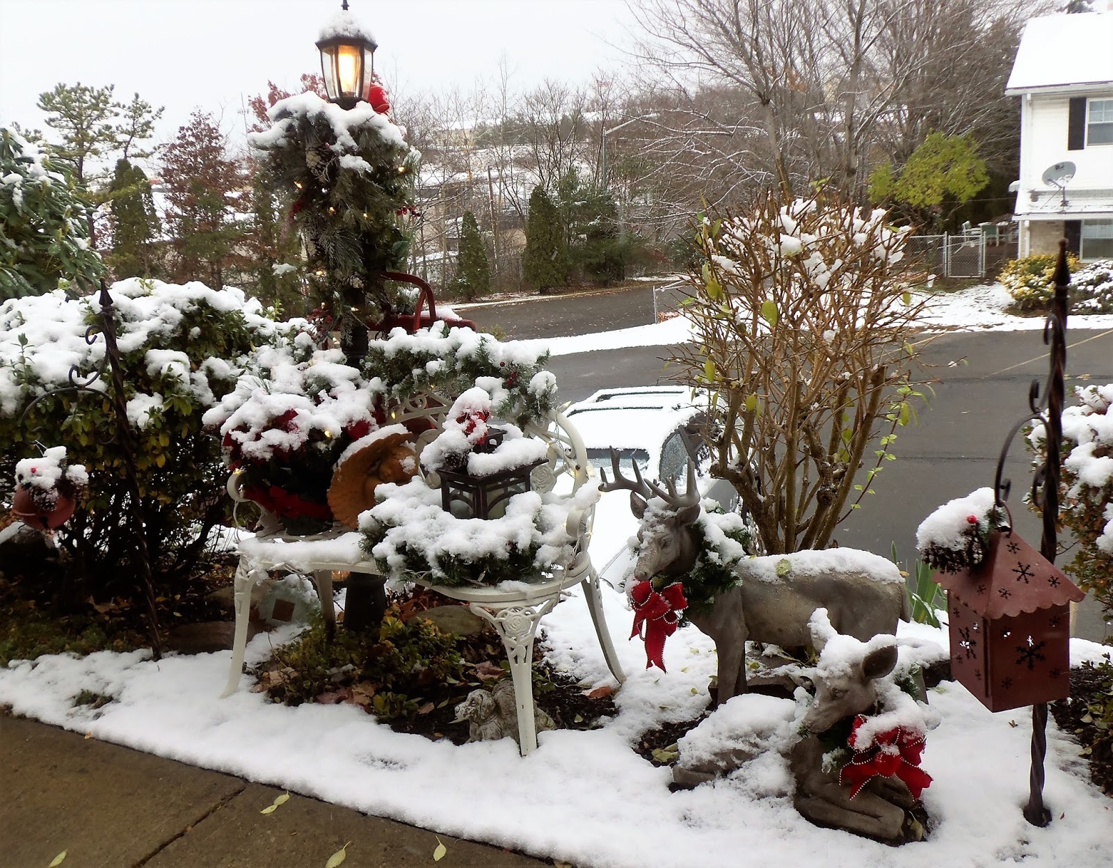 A DEBBIE-DABBLE CHRISTMAS: Christmas Front Yard and 1st Snow of the ...