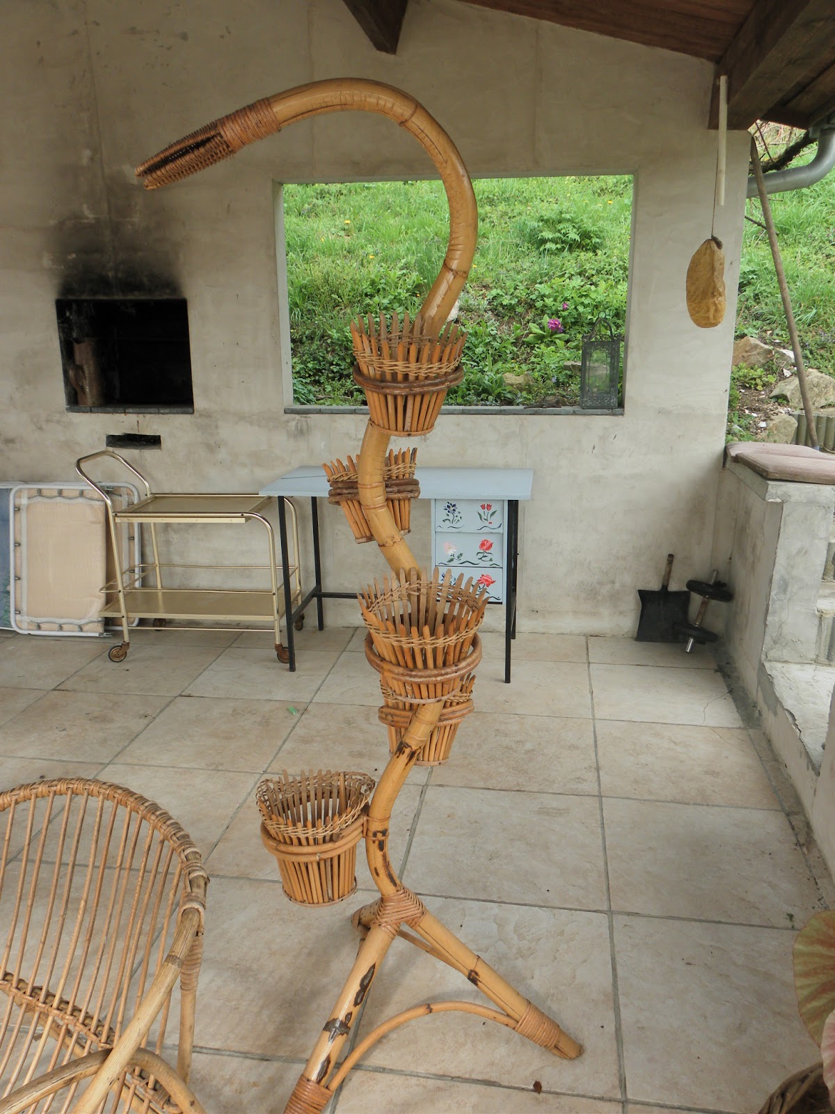 Lucie la chineuse: Un porte plante en rotin