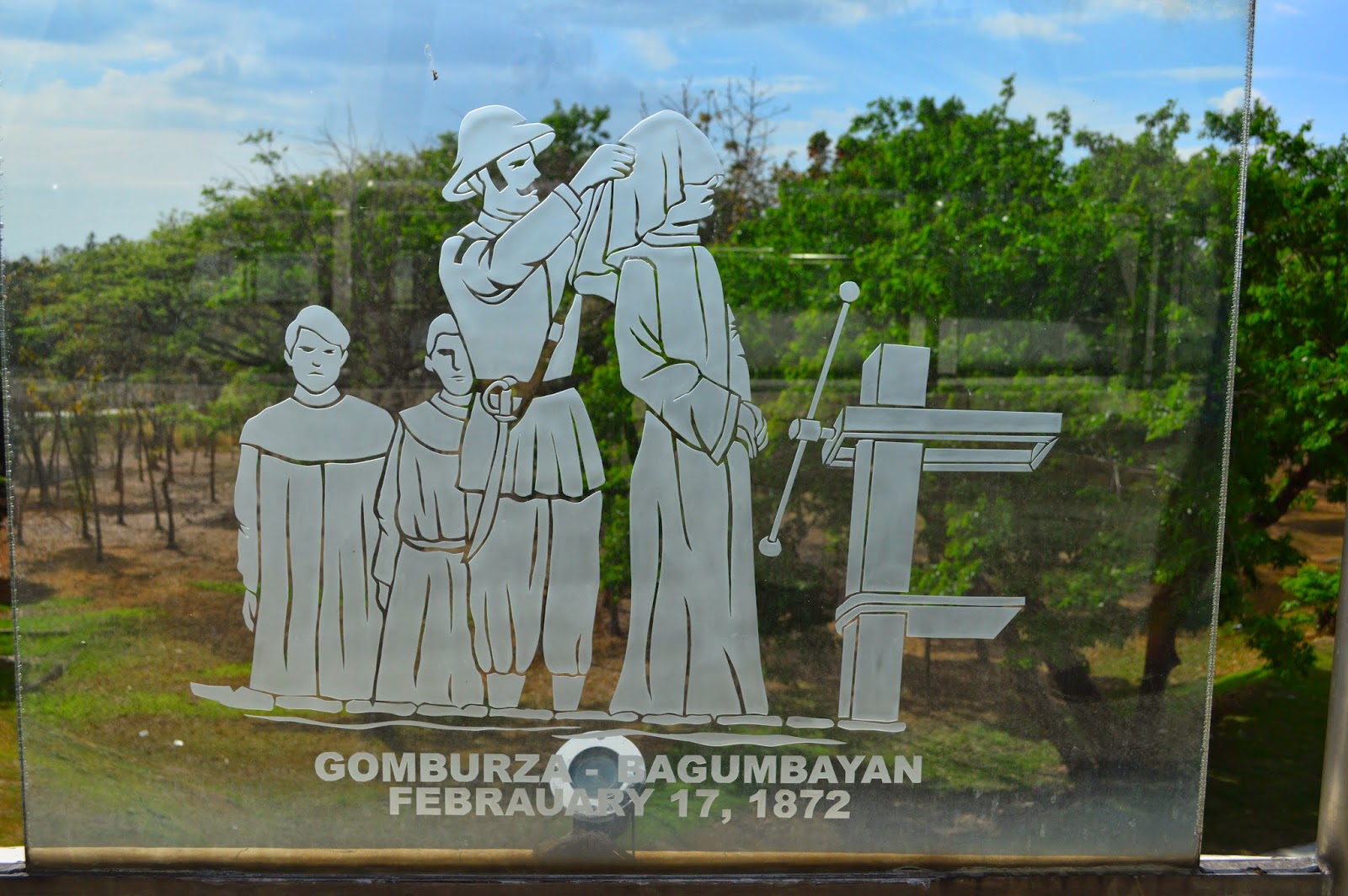 " Traveling in History by my experience journal ": Libingan ng mga Bayan