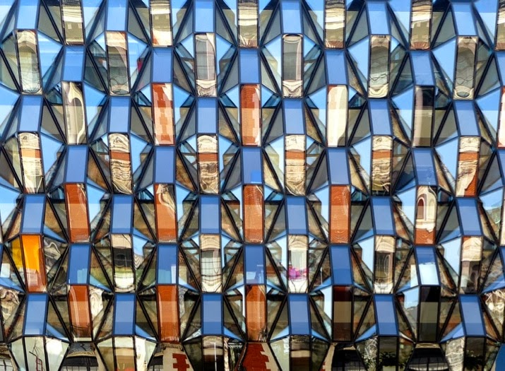 AmAZInG plaCE In ThE WoRld: The many reflective facets of a building in ...