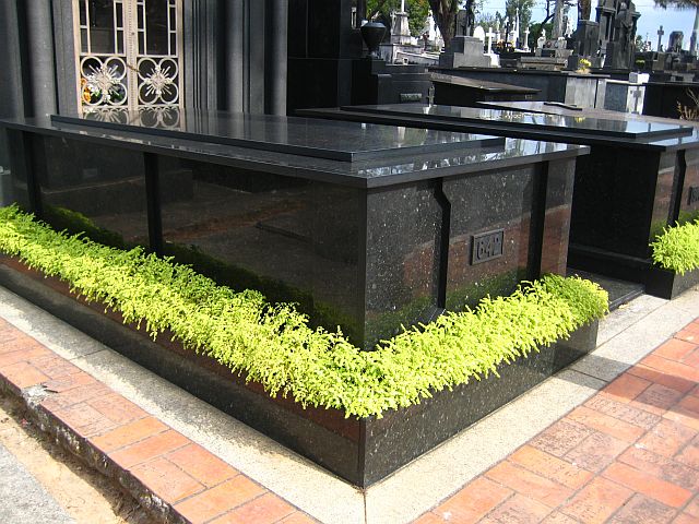 Mármore e granito em jacarezinho : Túmulos