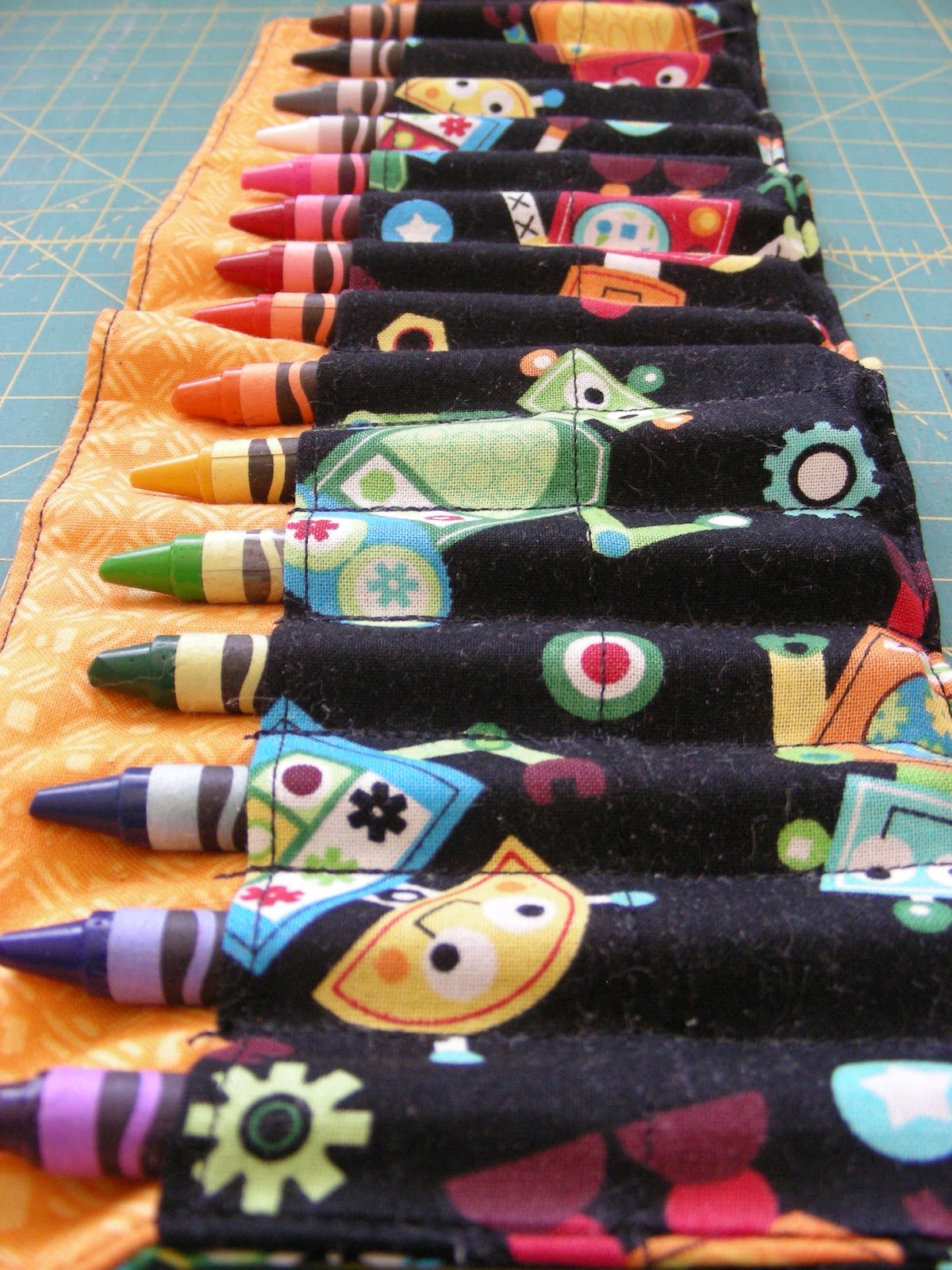 A Sassy Seamstress . . .: Crayon Roll (free tutorial)