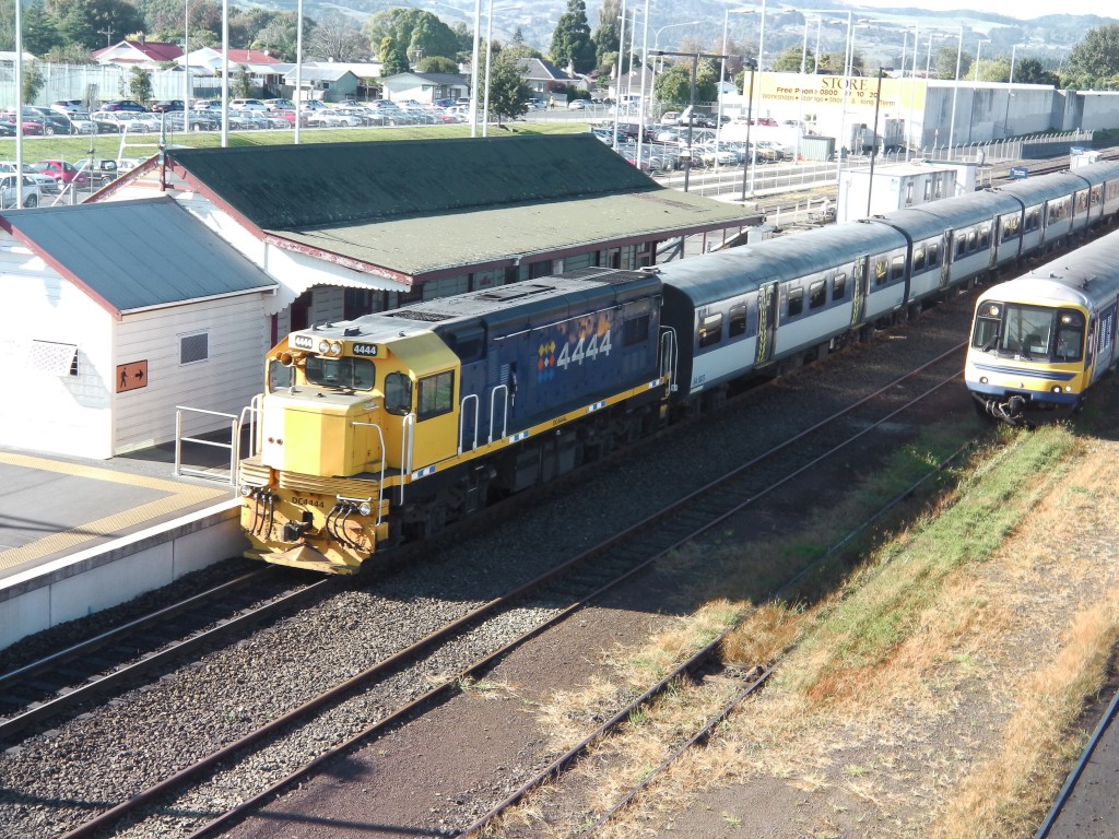 Papakura Station: Ticket machines and building refurbishment