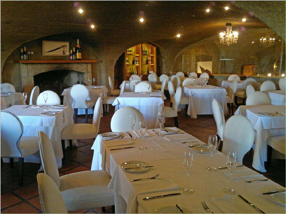 .: Lunch on the terrace at Haute Cabrière