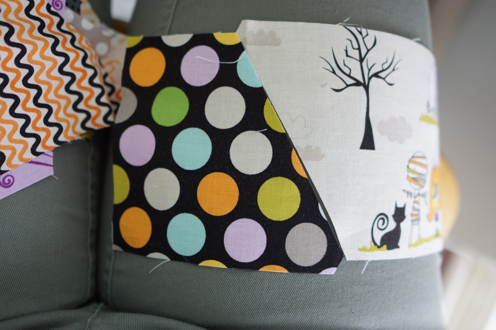 Lo, Ray, & Me: Haunting Hexie Halloween Quilt