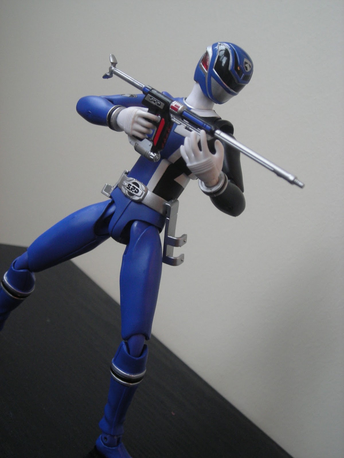 My Shiny Toy Robots: Toybox REVIEW: S.H. Figuarts Deka Blue