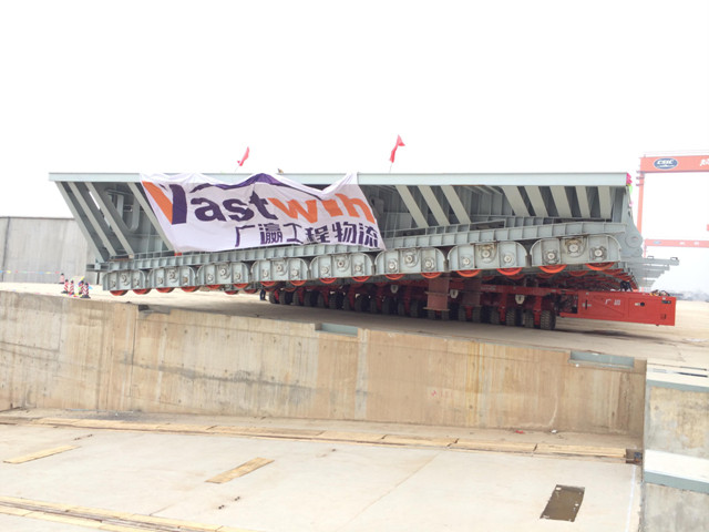 modular trailer: SPMT(self propelled modular transporter) hauls ship block