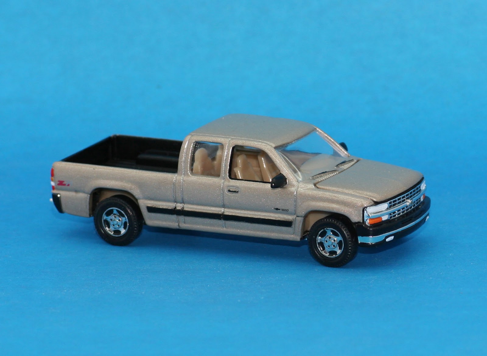 Incredible Mini Garage: Chevrolet Silverado 1999 ERTL 1/64