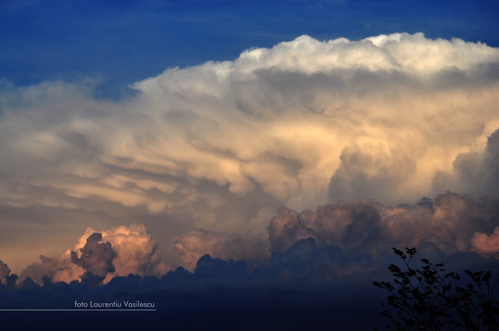 Spectacol pe cer - nori si fulgere