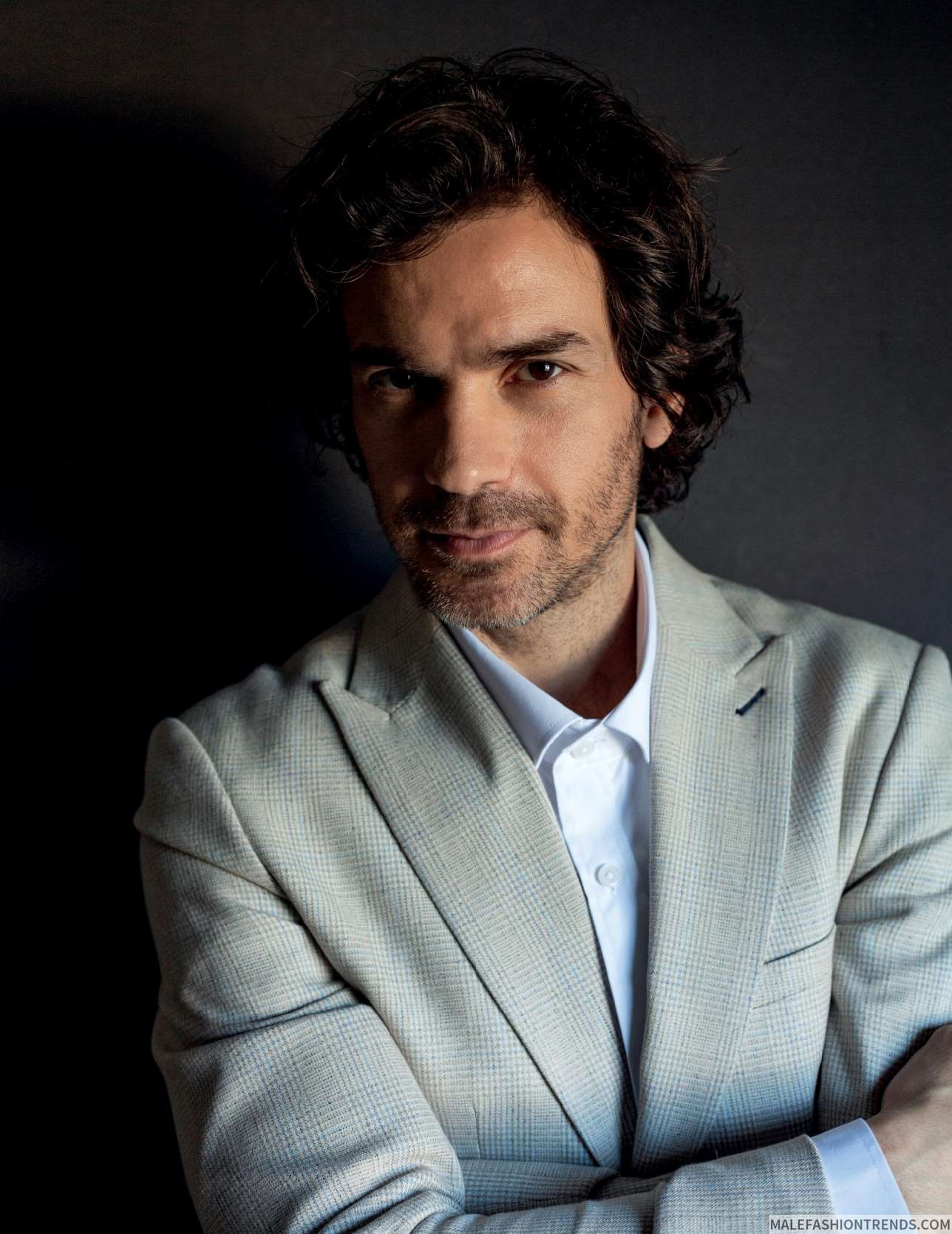 Santiago Cabrera para DA MAN Magazine en fotos de Mitchell Nguyen McCormack
