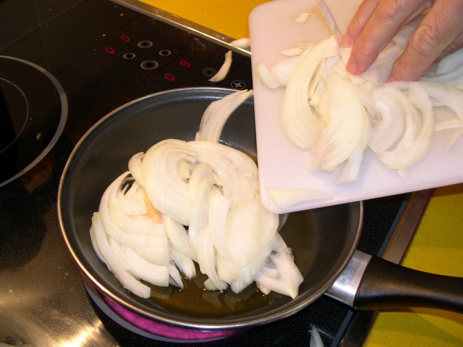 Filetes de caballa en conserva con cebolla pochada y pimientos del ...