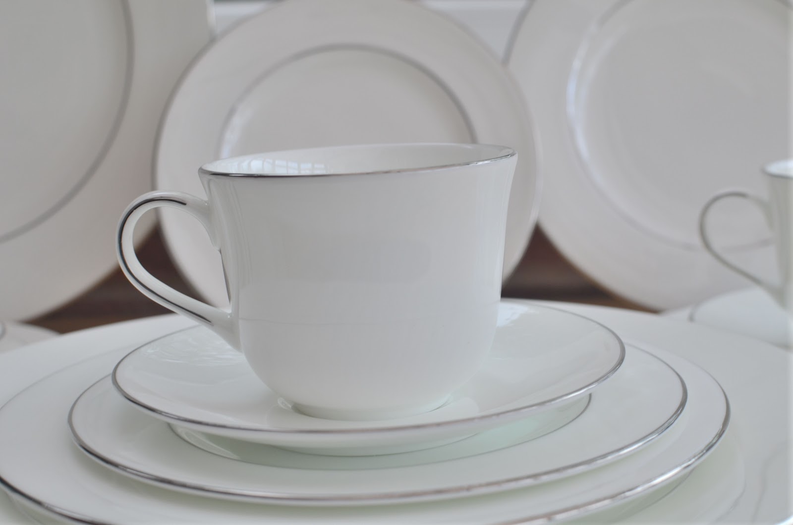 Kitch 'n' Chic: Royal Doulton - Signature Platinum Sets