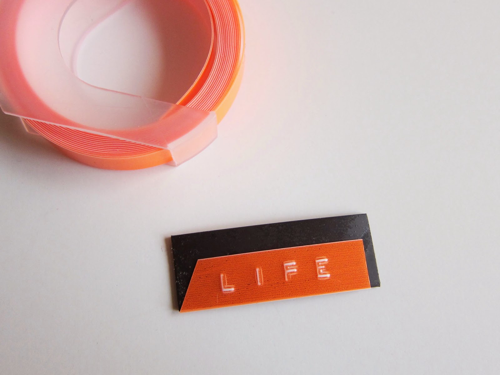 Imanes reciclados con dymo o washitape | Geometrías Recortables