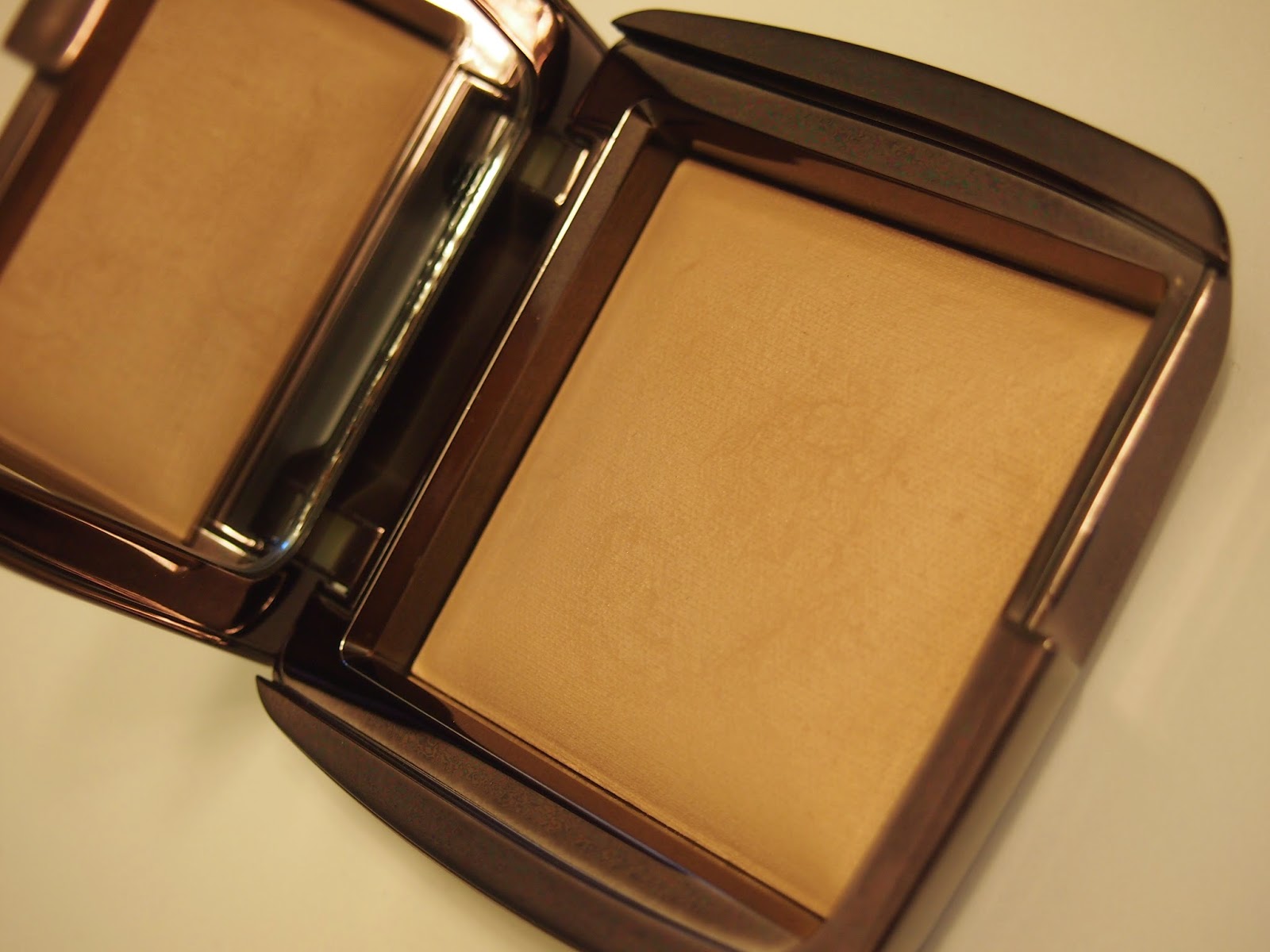 My Beauty Box: Hourglass Ambient Lighting Powder in Dim Light Review