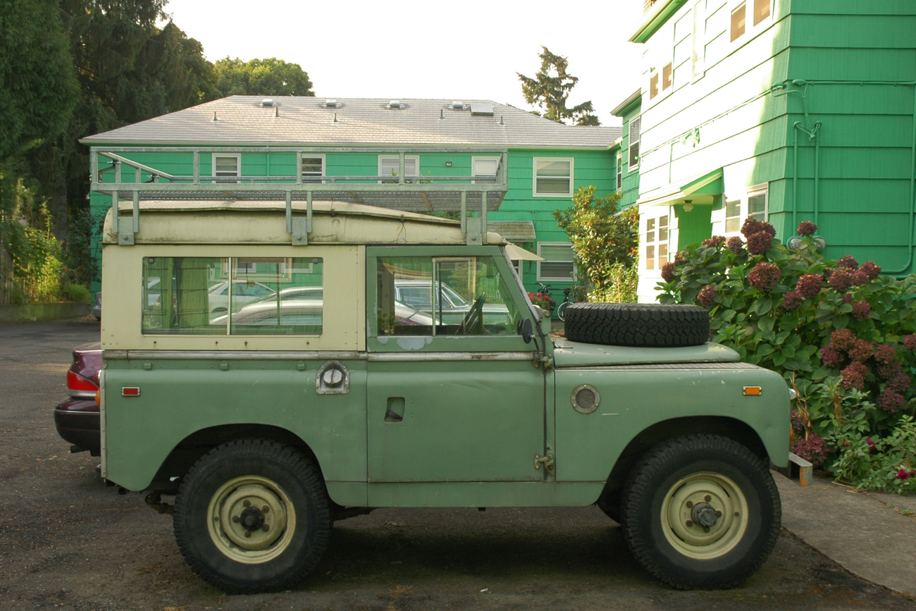 OLD PARKED CARS.: 1970 Land Rover Series IIa.