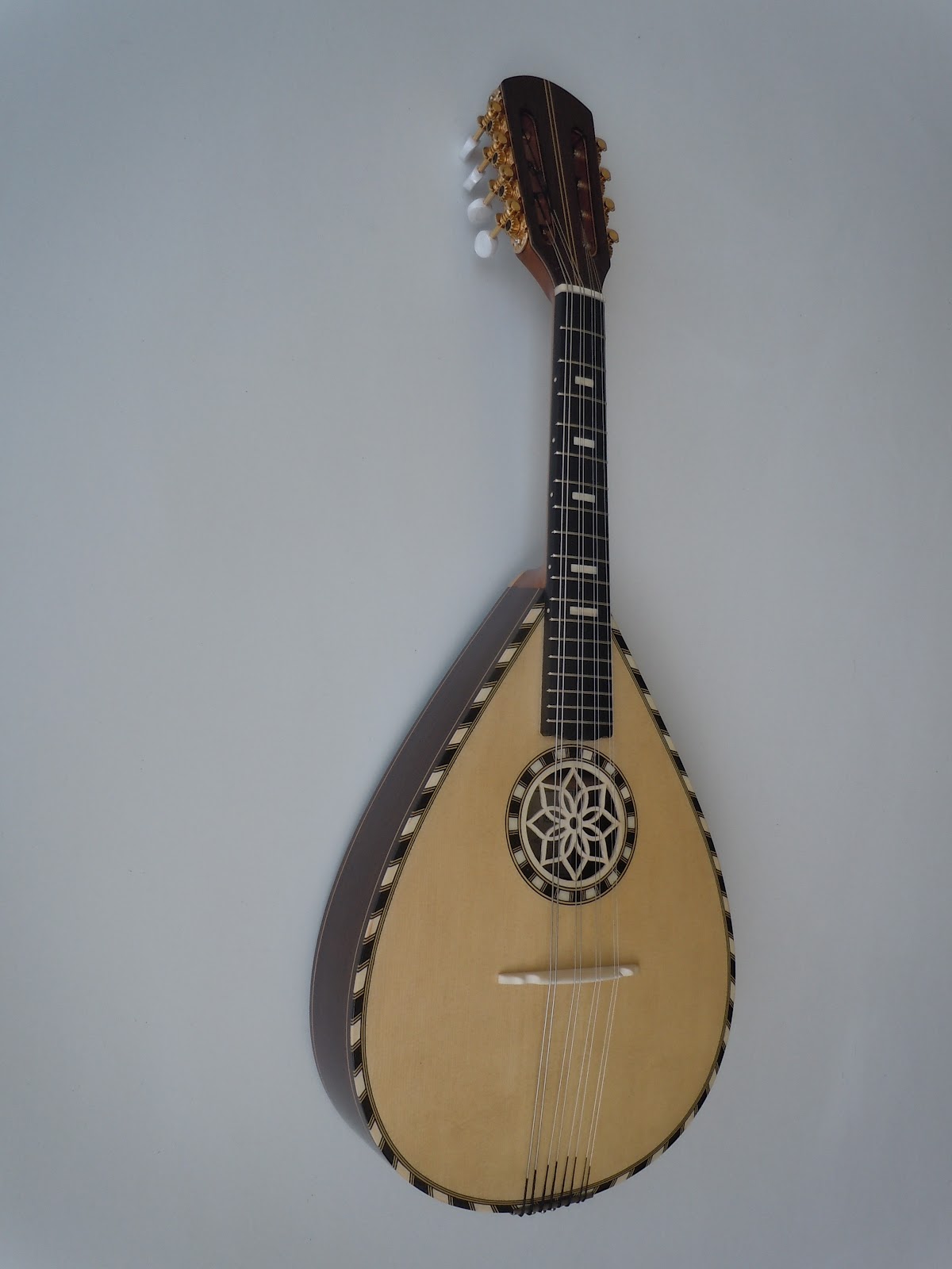 Nuno Russel - Instrumentos Musicais: Bandolins