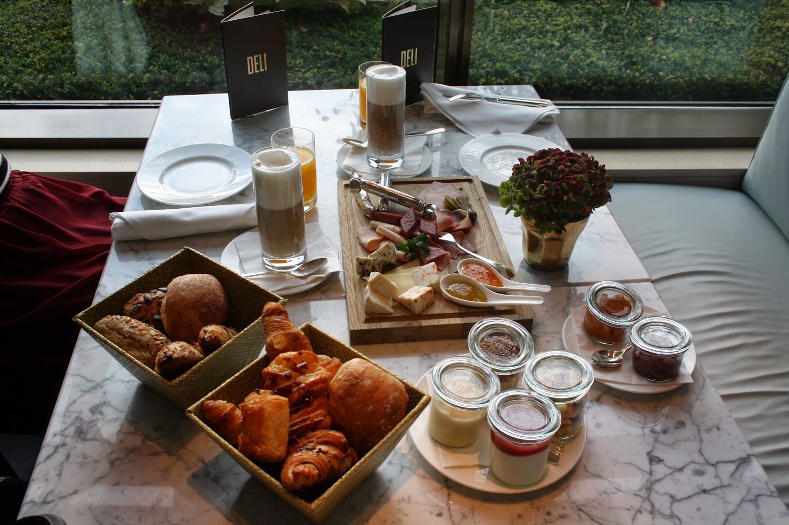 Leonie Lauren: Breakfast at DELI, The Ritz Carlton Hotel Wolfsburg