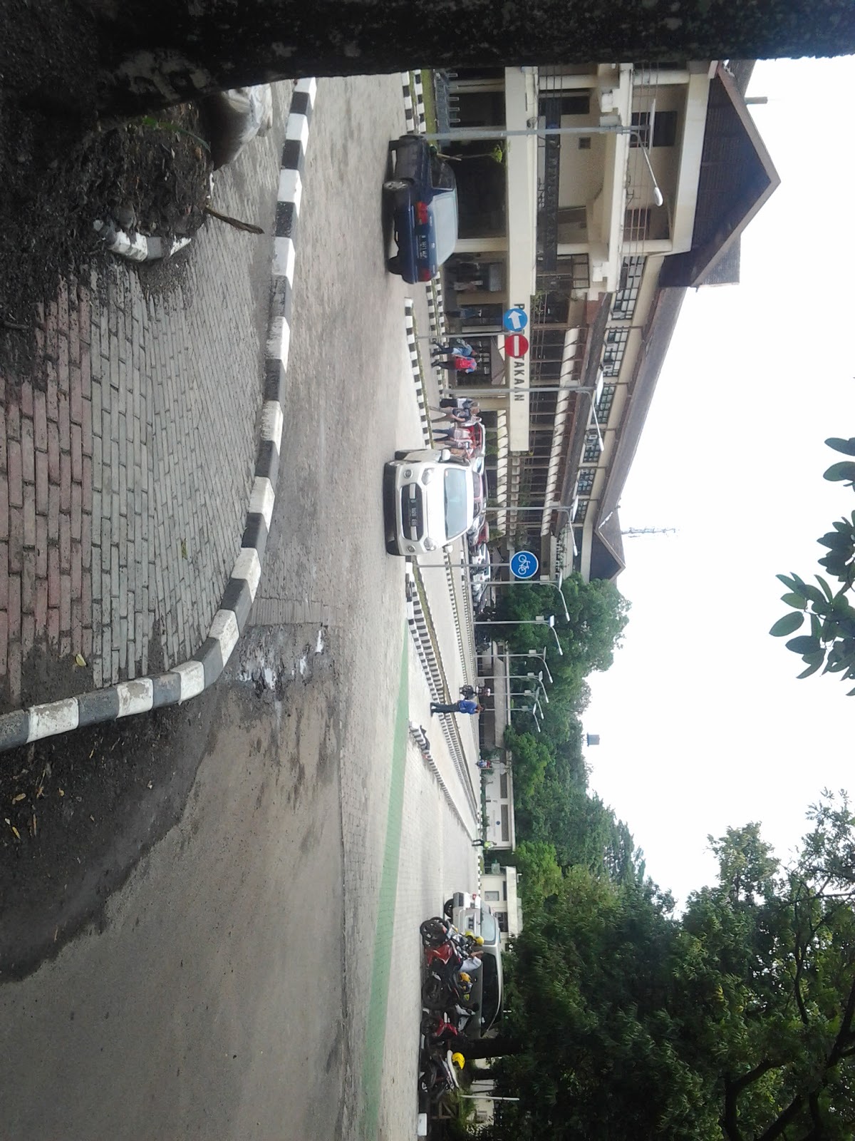 Tugas Daeng: Hasil renovasi jalan di depan perpustakaan LSI IPB dramaga ...