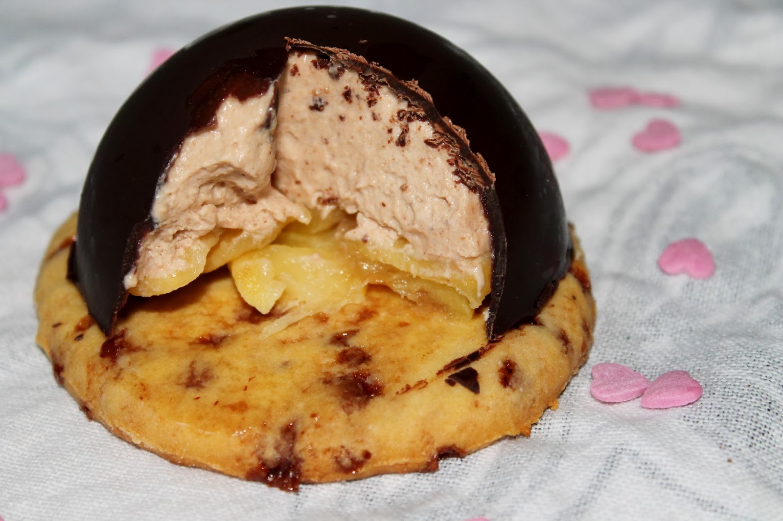 Dôme à la mousse de carambars, pommes poêlées et biscuit au caramel