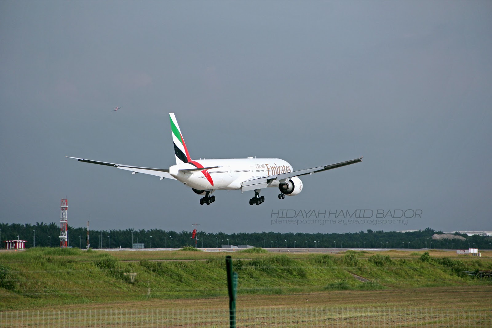 Nurul Hidayah: Plane Spotting: Emirates Boeing 777-31H(ER) (A6-ENH)