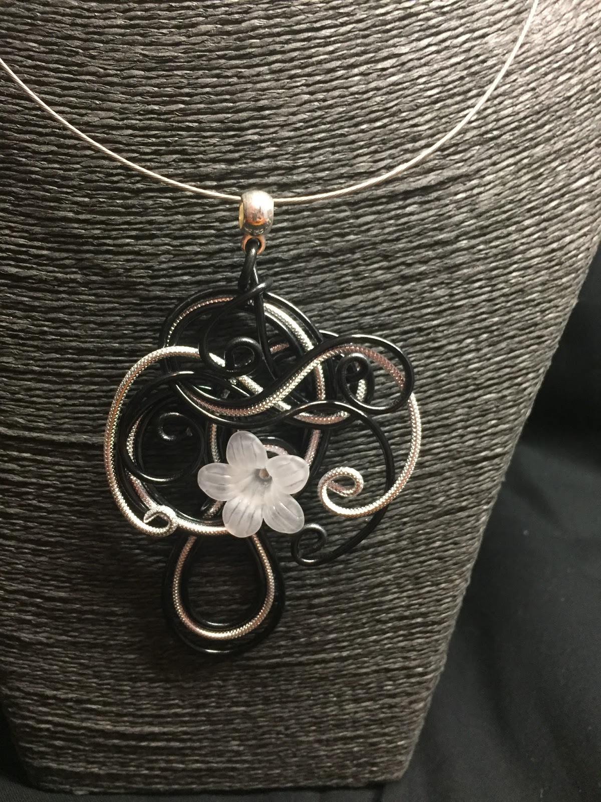 Les créations de Sarah: Collier en fil d'aluminium