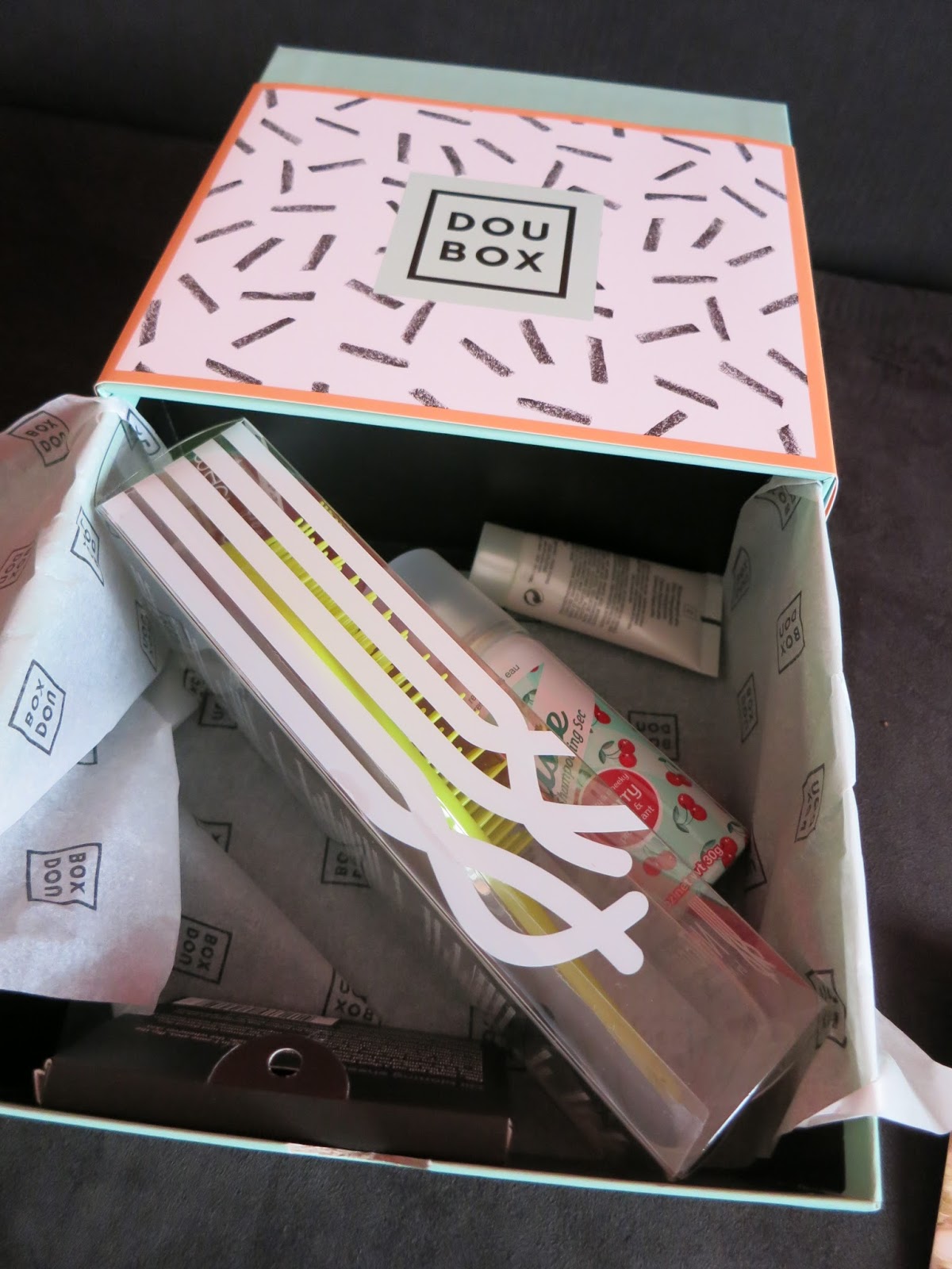 Das kleine Testcafé: DOU BOX - die neue Box von Douglas