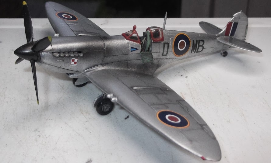 FalkeEins - a modelling blog: Tom Neil's silver Spitfire - AZ Spitfire ...