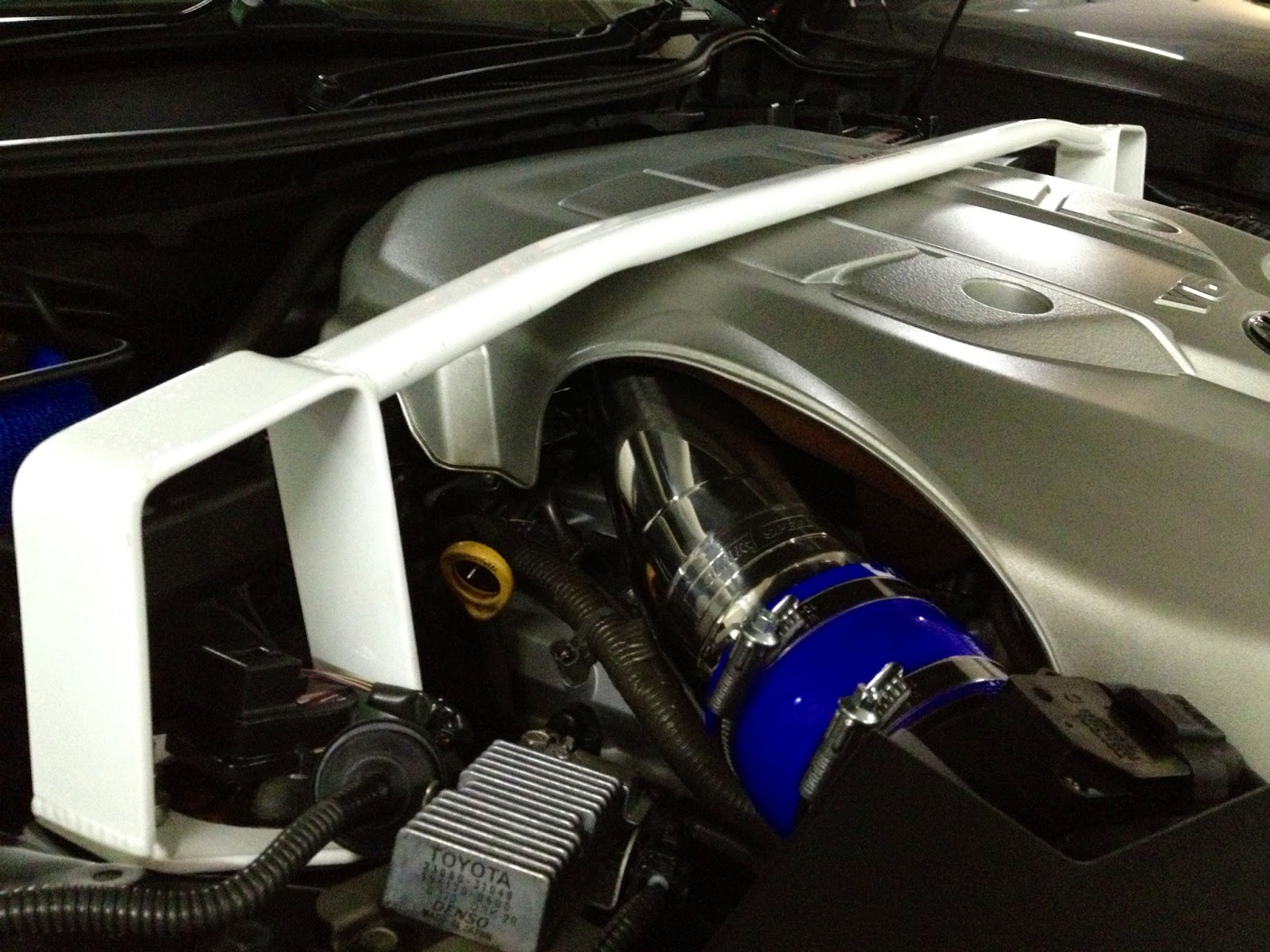 Ultra Racing Front Tower Strut Bar