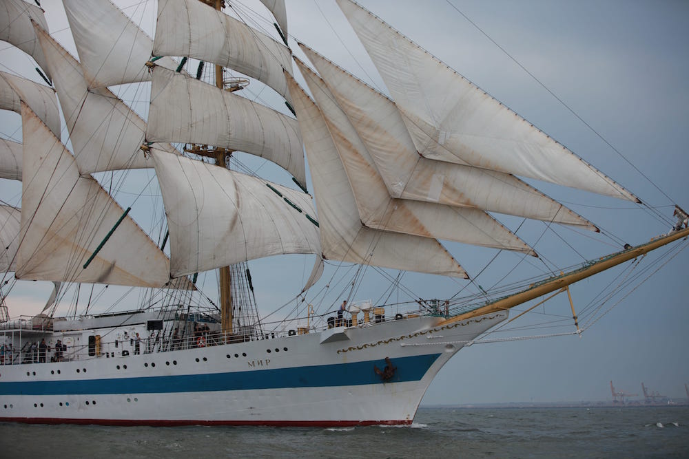 Blog comercial: Regata Marilor Veliere sau explorarea labirintului marin...