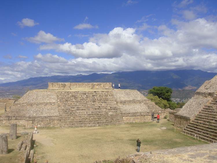 Domingos y días festivos: Monte Albán