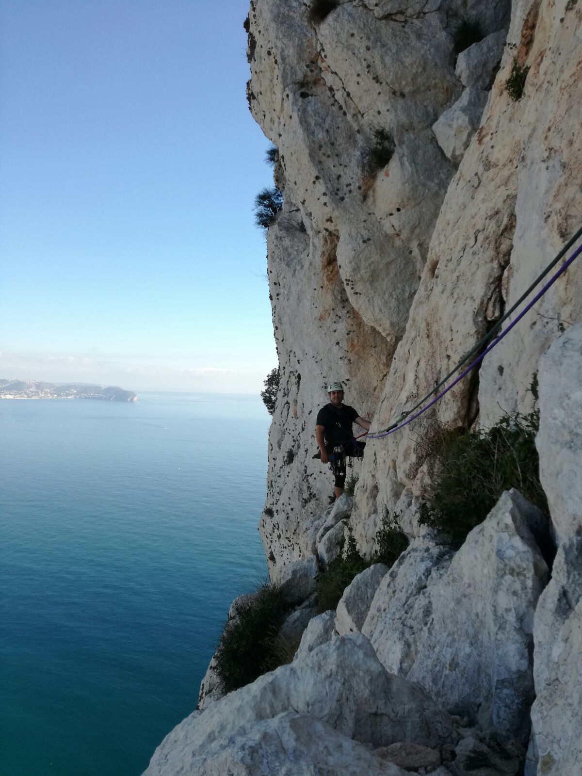 ÚLTIMO LARGO: PEÑON DE IFACH ESCALADA VÍA VALENCIANOS 6a / 230 MT ...