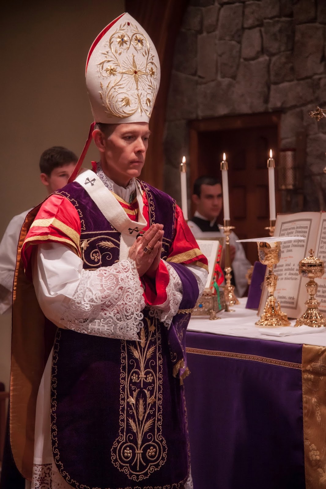 New Liturgical Movement: Pontifical Mass with Archbishop Sample of ...